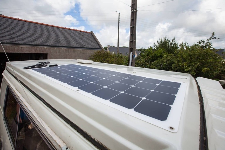 Quel équipement faut-il pour installer des panneaux solaires sur un van ou un camion aménagé