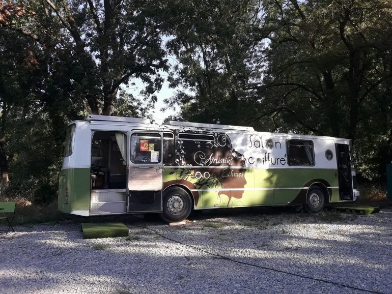 Elle aménage un bus pour en faire un salon de coiffure