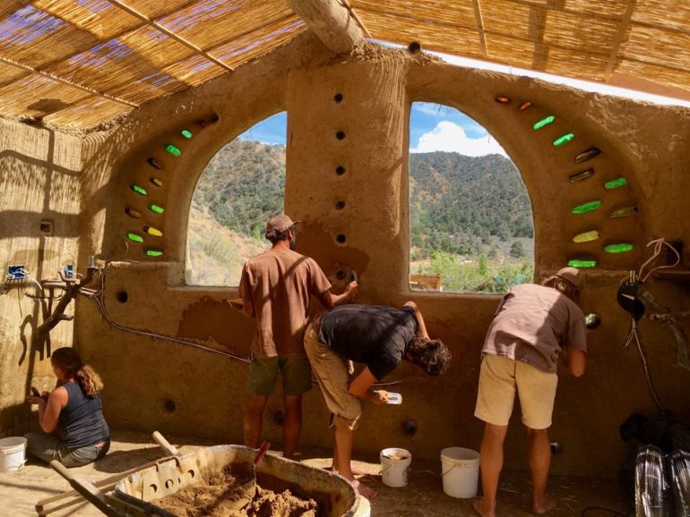 Quelles sont les techniques de construction en terre crue