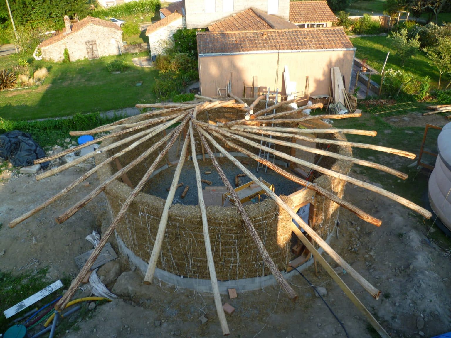 Paillourte : ils ont construit leur maison ronde en paille en forme de ...