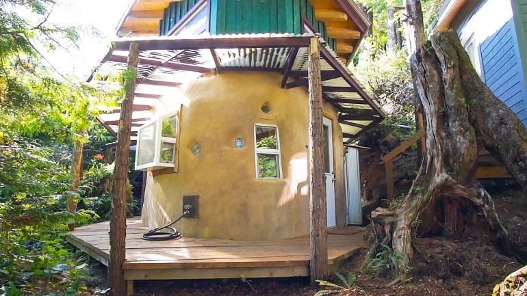 Maison COB (en bauge) : elle construit la maison écoresponsable de ses ...