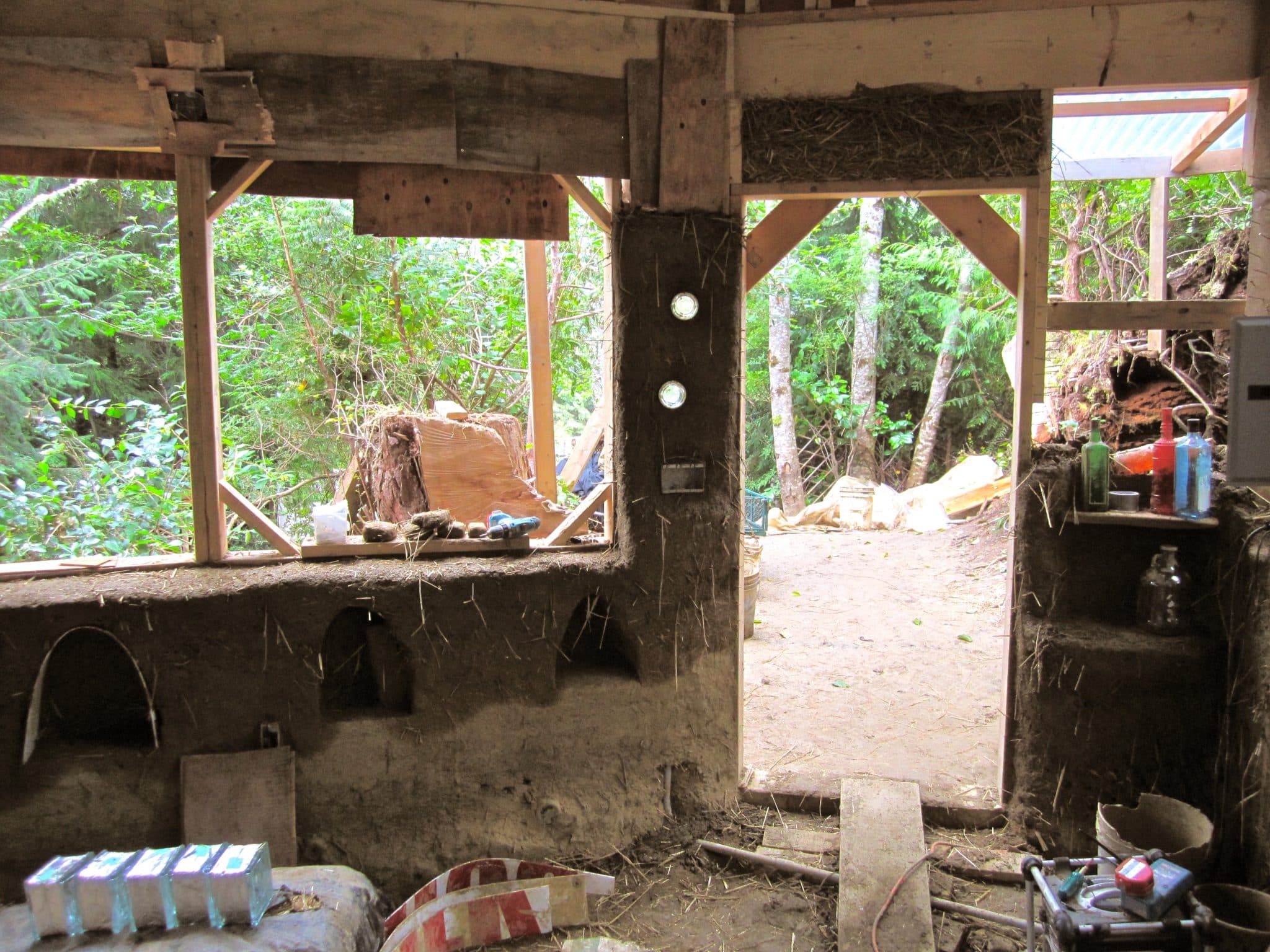 Maison COB (en bauge) : elle construit la maison écoresponsable de ses ...