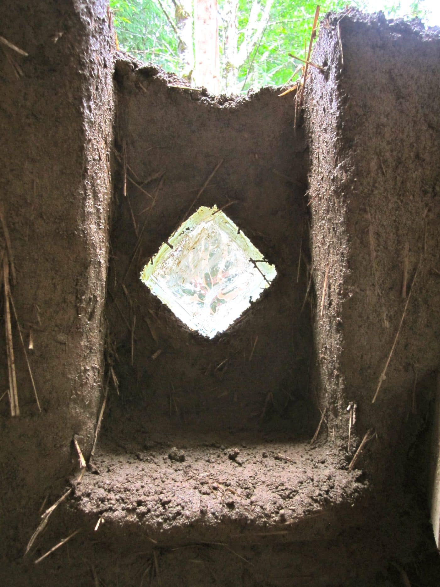 Maison COB (en bauge) : elle construit la maison écoresponsable de ses ...