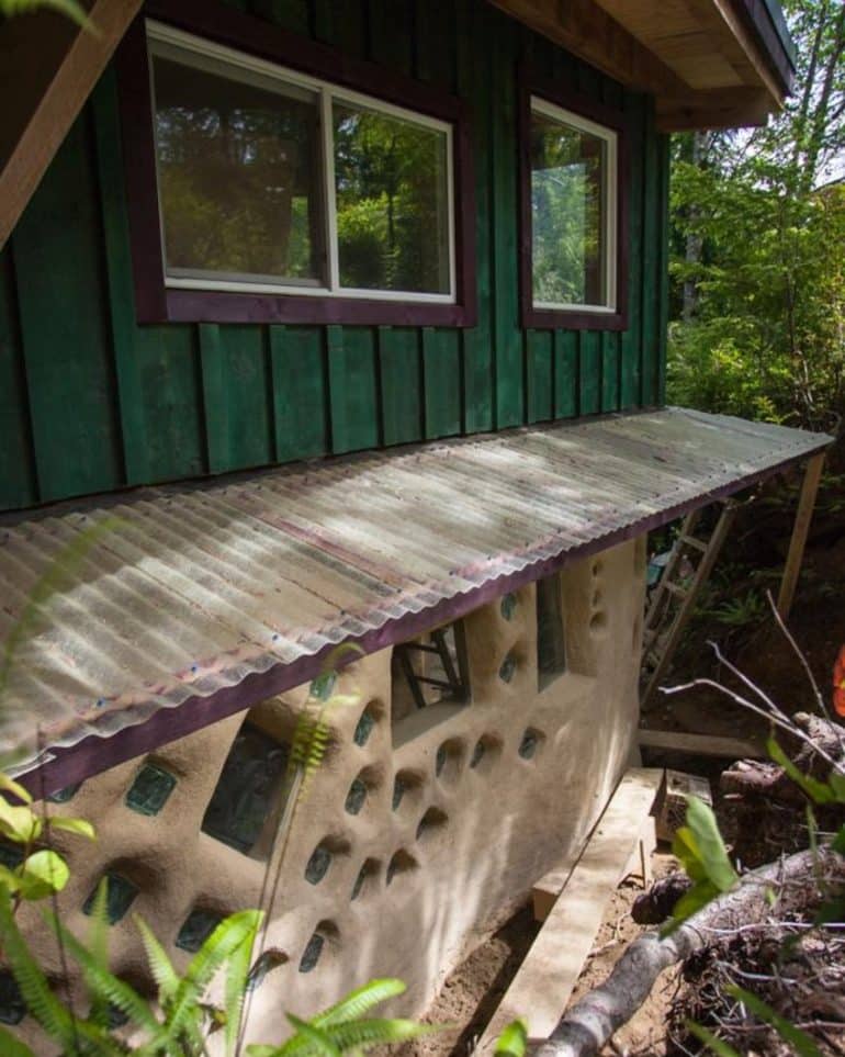 Maison COB (en bauge) : elle construit la maison écoresponsable de ses ...