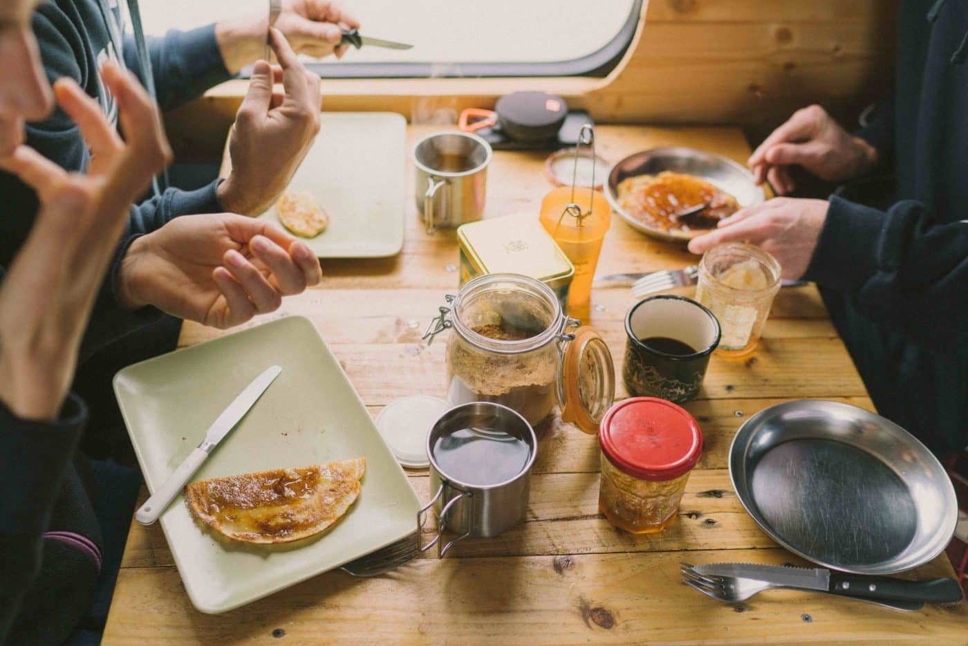 The Commodore Hostel : bus aménagé pour surfer en France